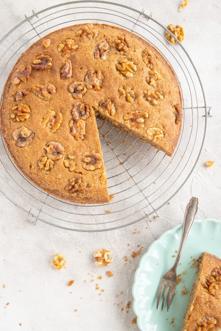Easy Walnut Cake: Moist & Fluffy