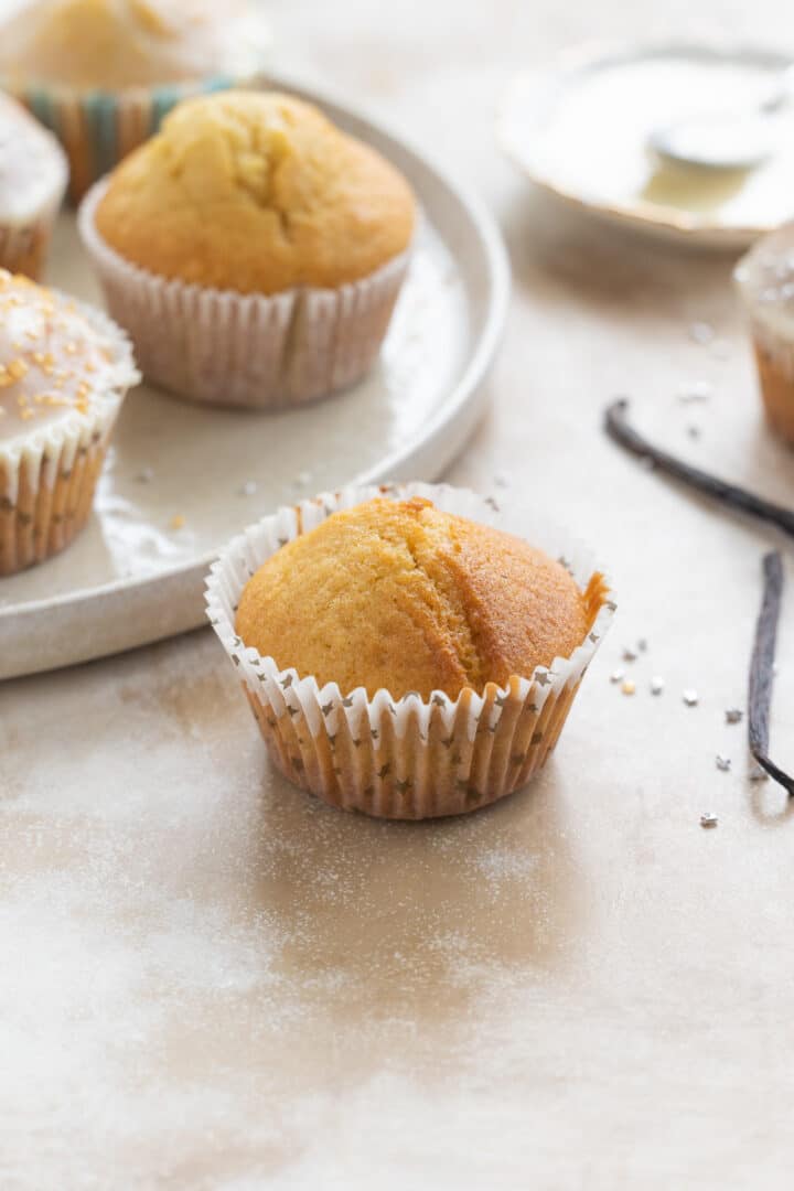 Easy, Moist Vanilla Muffins with yogurt
